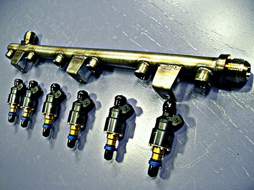 Custom fuel rail for boosted streetrod . – Soara Performance